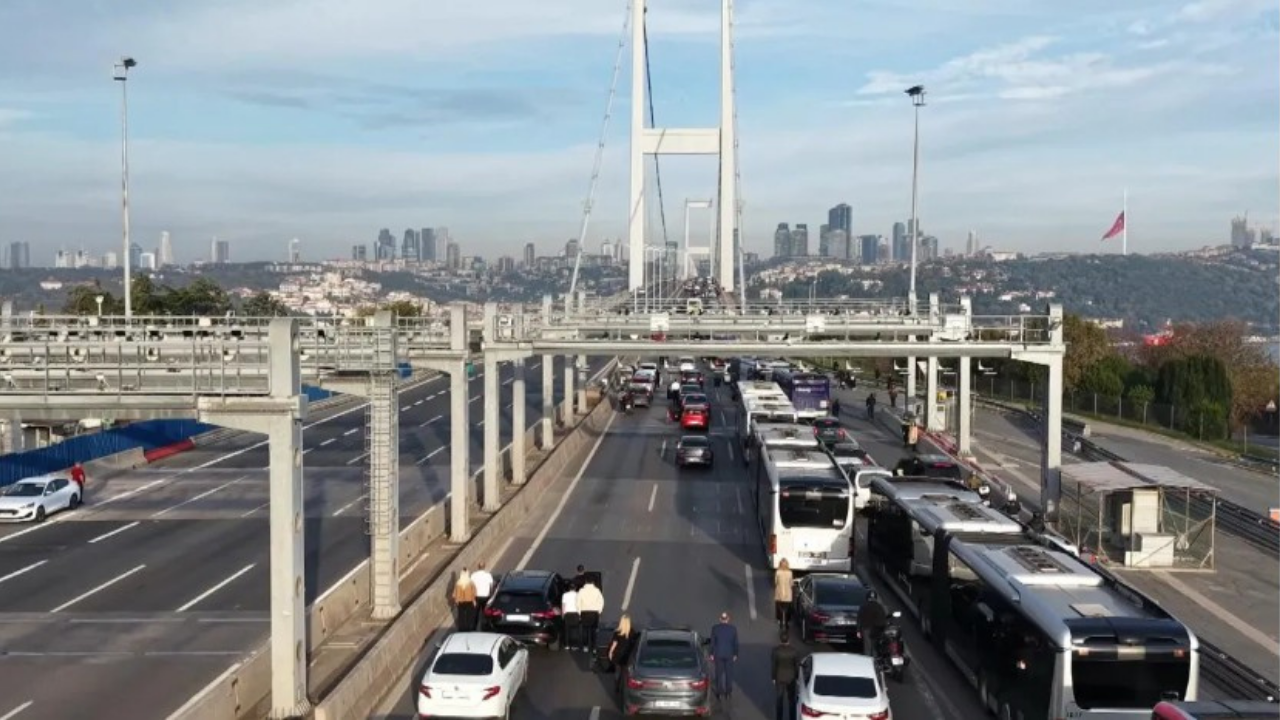 İstanbul Boğazı’nda Duygulandıran An: 15 Temmuz Şehitler Köprüsü’nde 09 ...