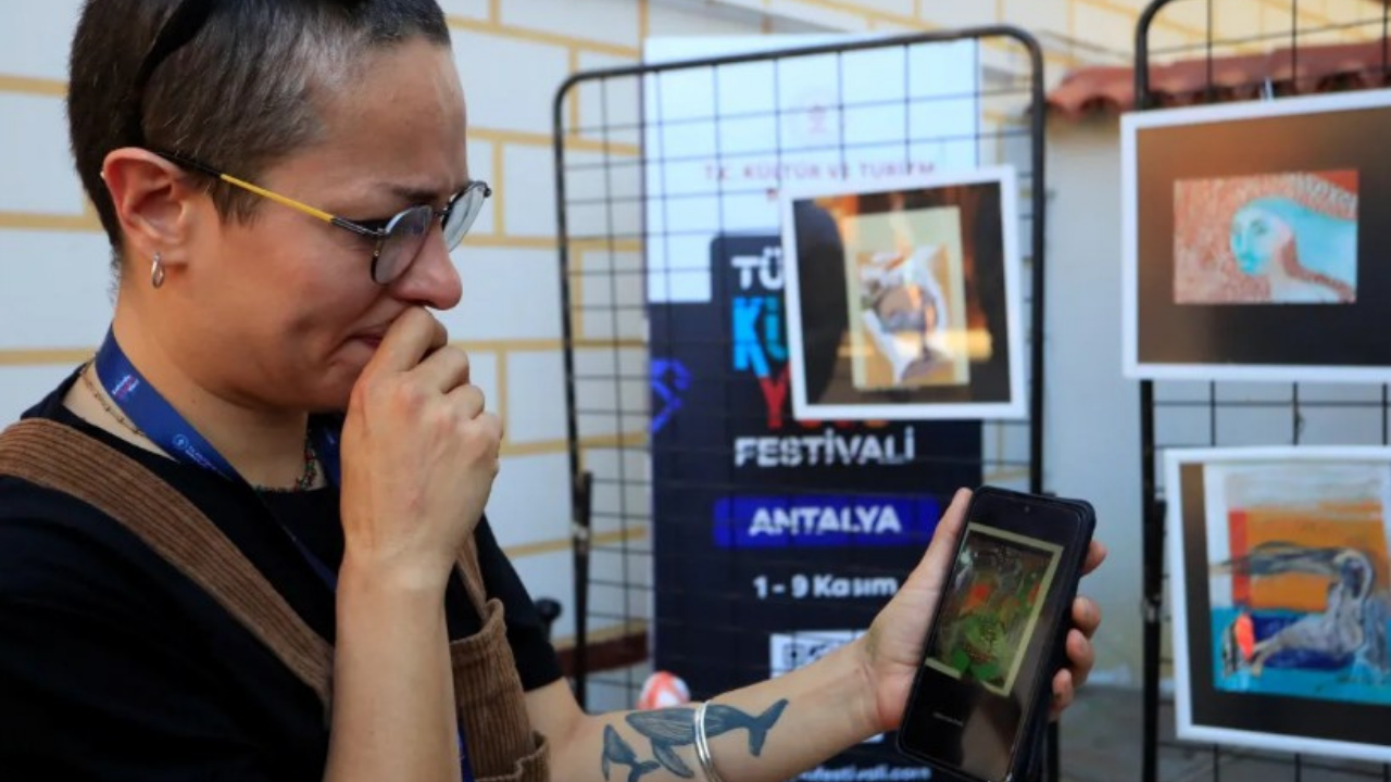 Antalya’da İranlı Ressam, 150 Eserinin Kaybolduğunu İddia Ederek Polise ...